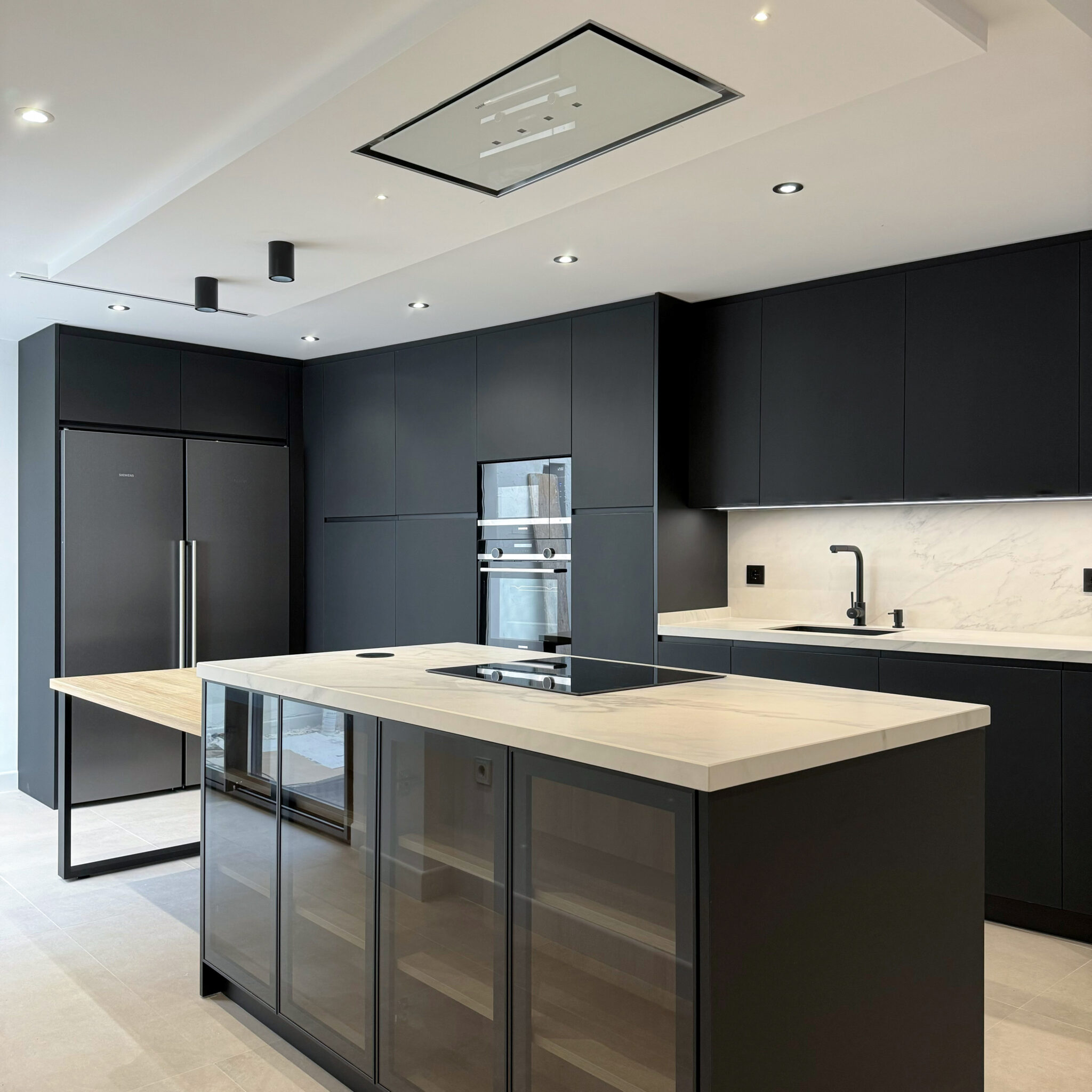 Seamless kitchens: the power of large-format porcelain tiles - Ascale